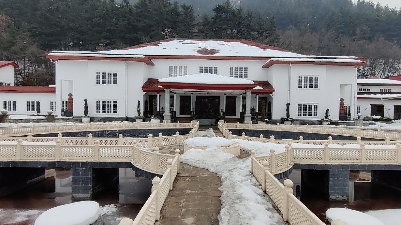 The Lalit Grand Palace Srinagar Kashmir : The palace of Maharaja Hari ...