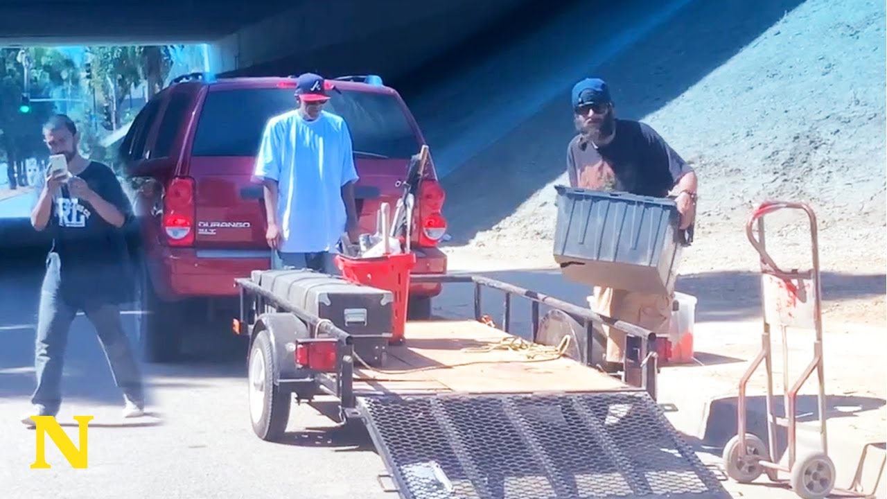 Man gets brick on car for calling the police - YouTube
