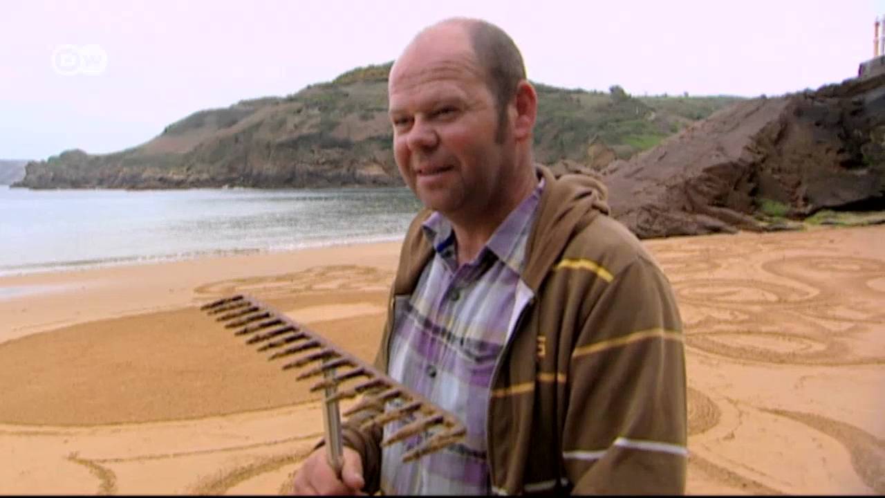 El arte en la arena de Andy Coutanche | Euromaxx - YouTube