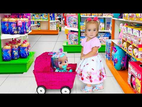 Алиса покупает новую куклу в магазине игрушек