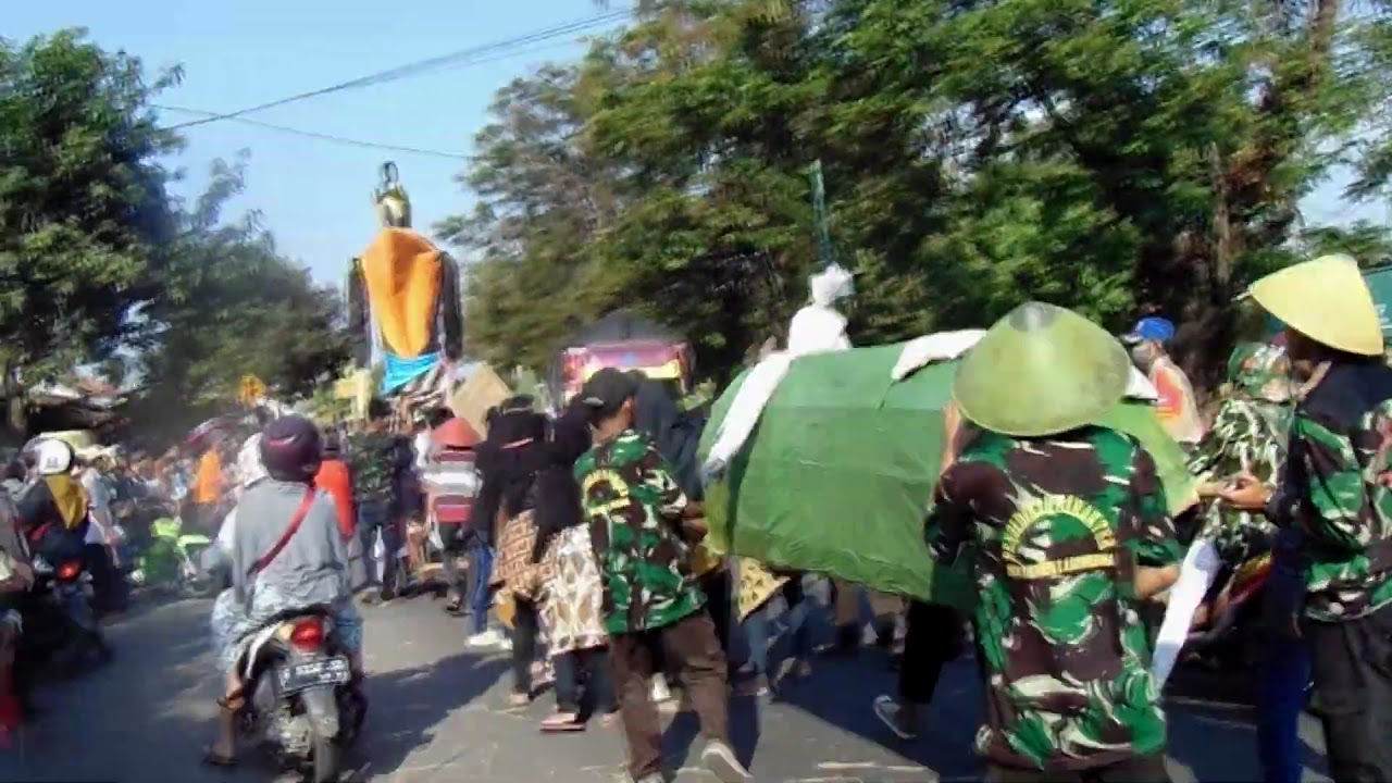 KERANDA BERJALAN JADI TONTONAN WARGA - Balapulang Karnaval 2019 - YouTube