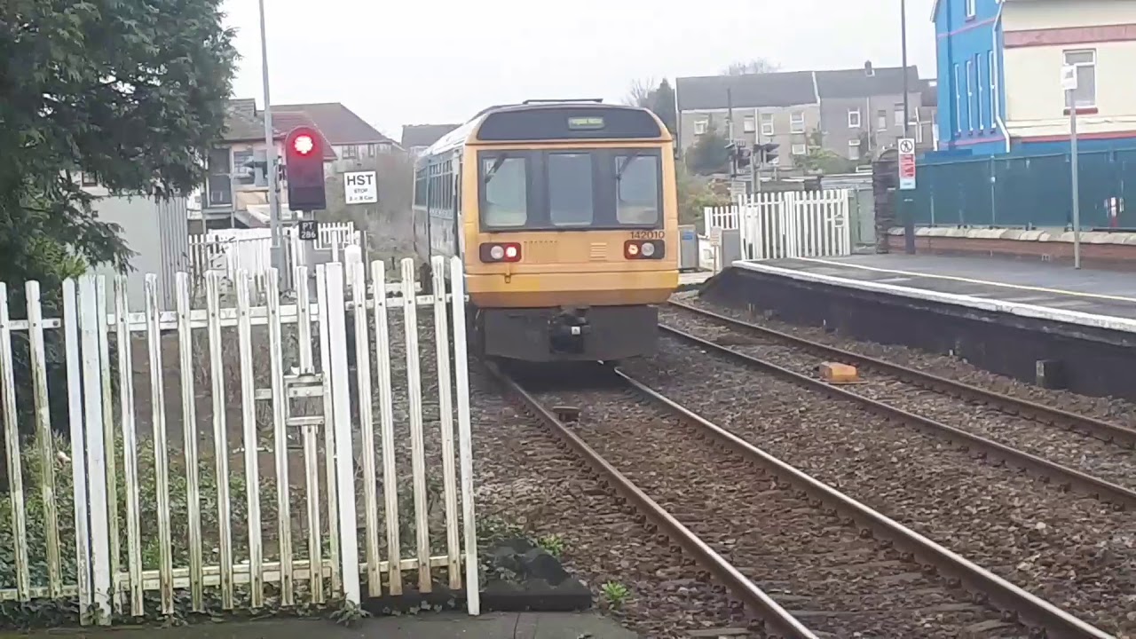 Trains and tones at Llanelli station on the 07.03.20 - YouTube