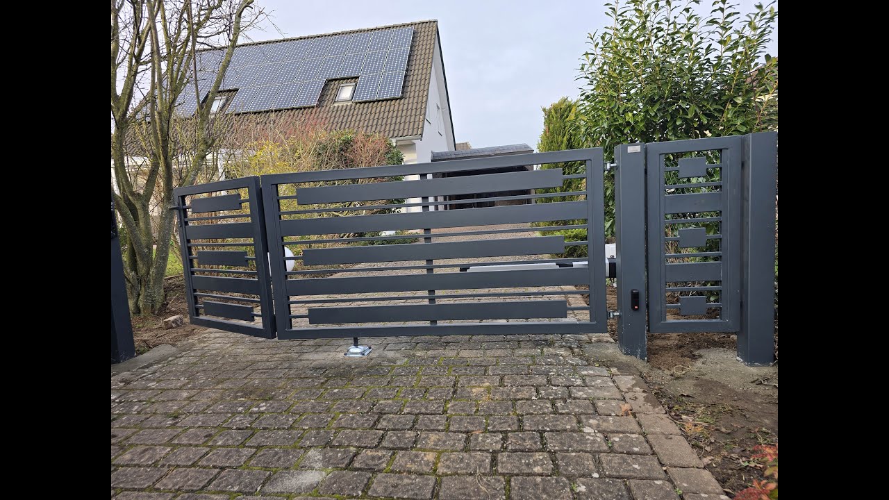 Modernes Tor für eine schmale Einfahrt. Drehtor mit integrierter Pforte ...