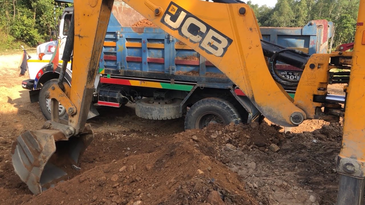 The Soil Is Loaded Into The Tripper Skilled Operator With The Help Of A ...