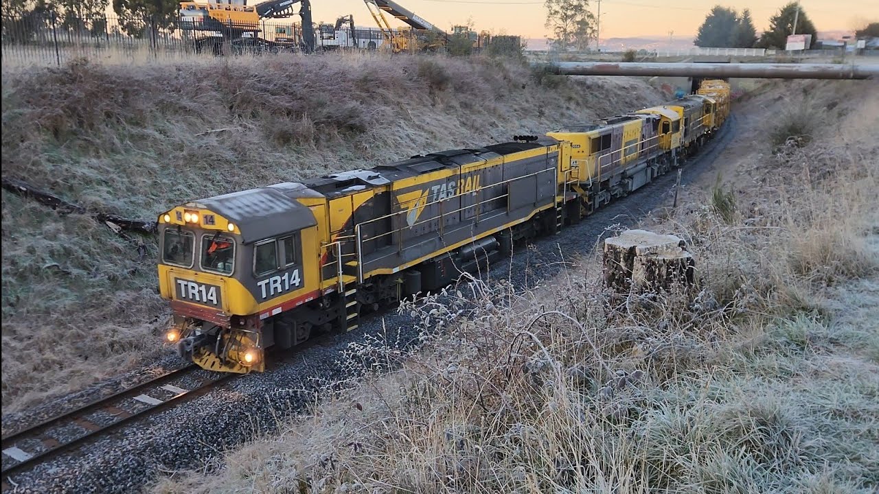 TasRail TR14 2054 2010 #34 train passing through Rocherlea in -3 ...
