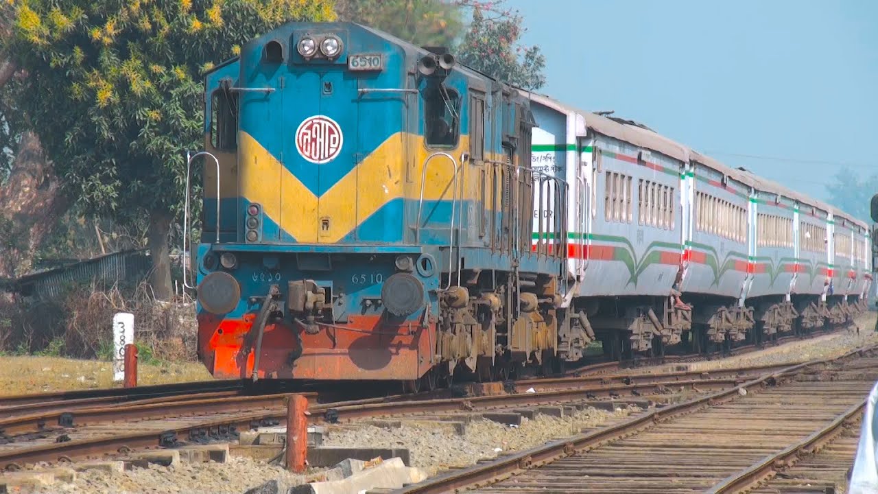 Passenger train Rupsha Express entering Parbatipur ।। PT-INKA White ...