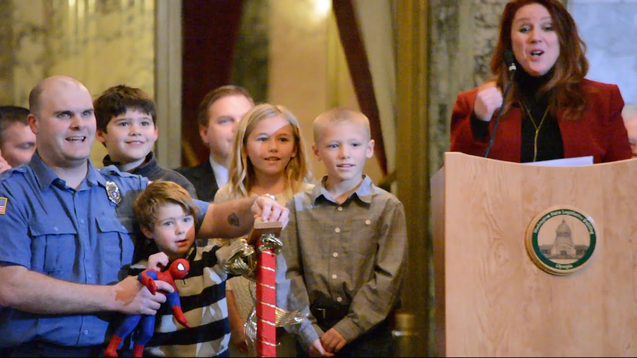 The 2015 AWB Holiday Kids' Tree Lighting Ceremony - YouTube