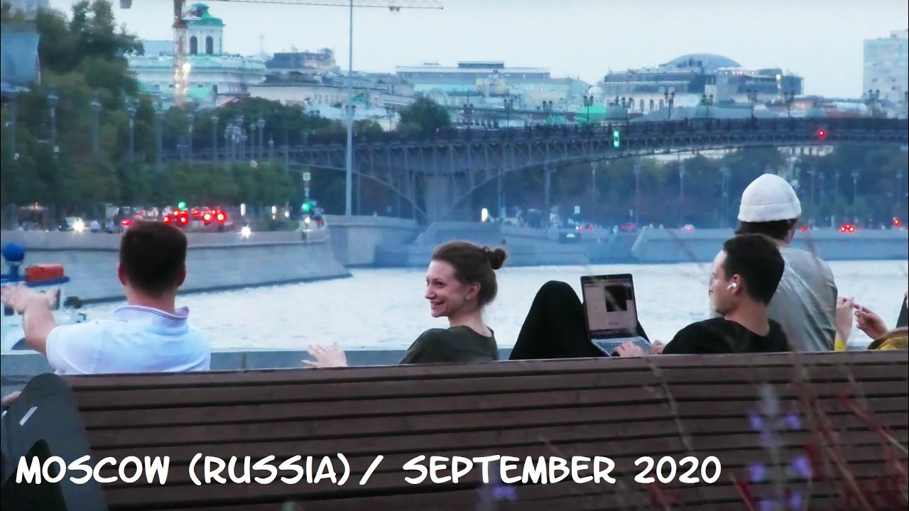 Moscow (Russia): pretty Russian girls, evening in the city center ...