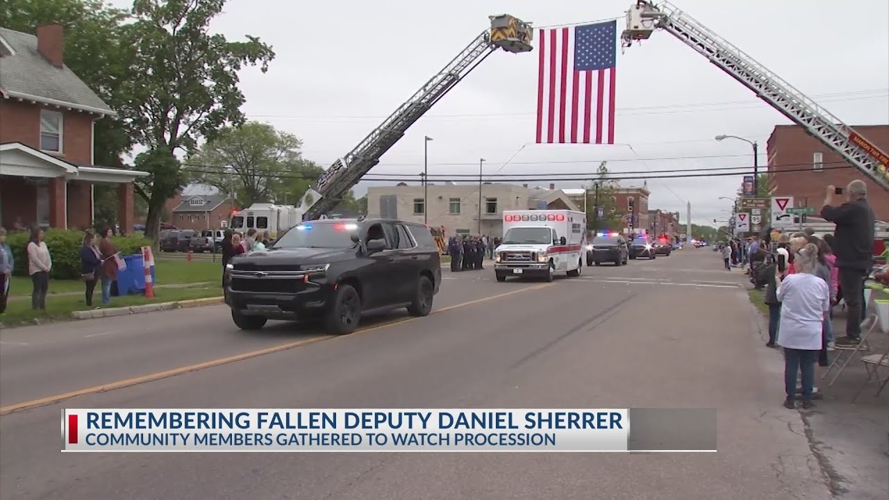 Mount Gilead community gathers to mourn deputy Daniel Sherrer - YouTube