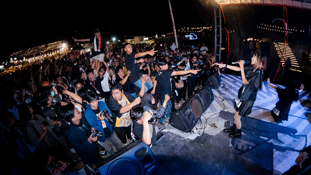 Kohi Sekai - Nyanderful Life (Live at Neocon Pesta Rakyat Wibu) - YouTube