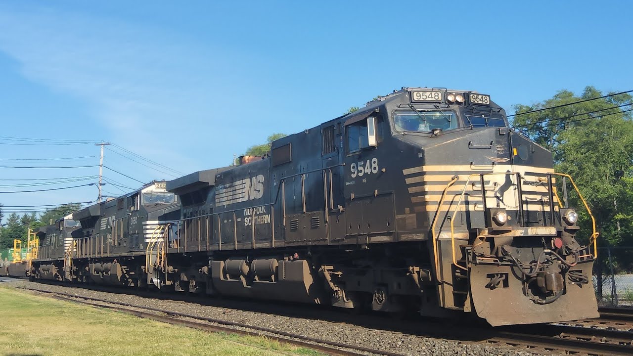 NS Reading line trains in Macungie with NS 9548 - YouTube