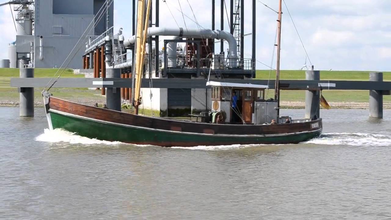 De boot van varend naast de Loodskotter Eems - YouTube