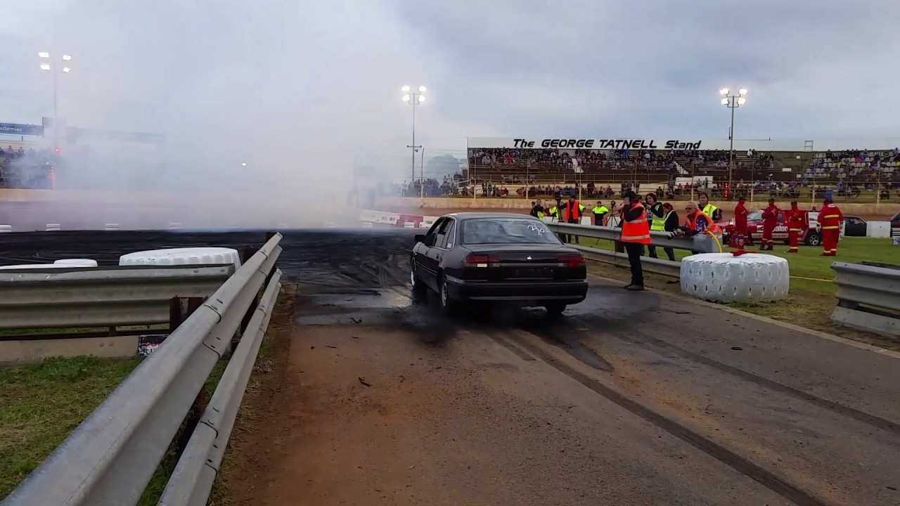 L67 Supercharged VR Berlina Commodore 5 speed burnout - YouTube