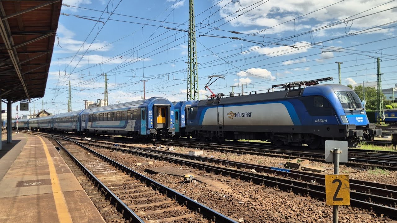 MAV Intercity und EuroNight Komp einfahrt in Budapest-Keleti - YouTube