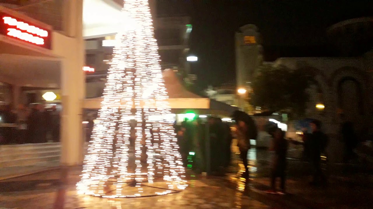 Φωταγωγήθηκε το Χριστουγεννιάτικο δέντρο στην πλατεία Ευόσμου - YouTube