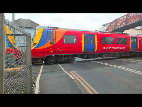 Addlestone Station Level Crossing (Surrey) Sunday (05/03/2023) - YouTube