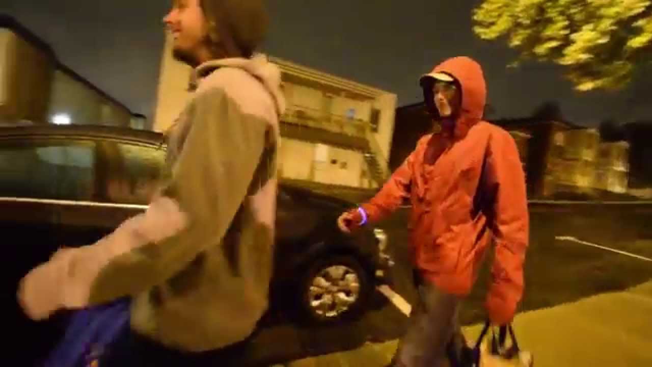 Des bouteilles vides un soir de pluie - YouTube