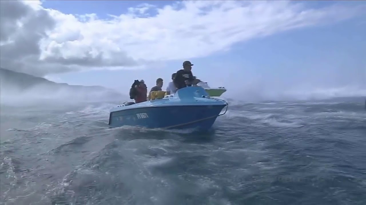 Monster Wave hits boat - YouTube