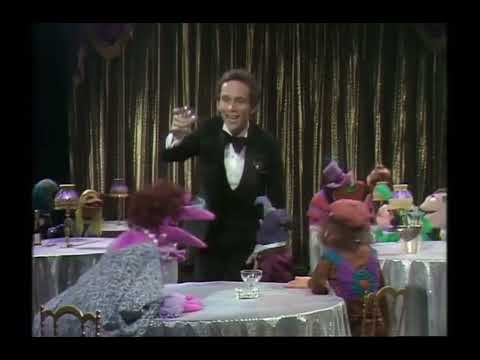 The Muppet Show - 103: Joel Grey - “Willkommen” (1976)