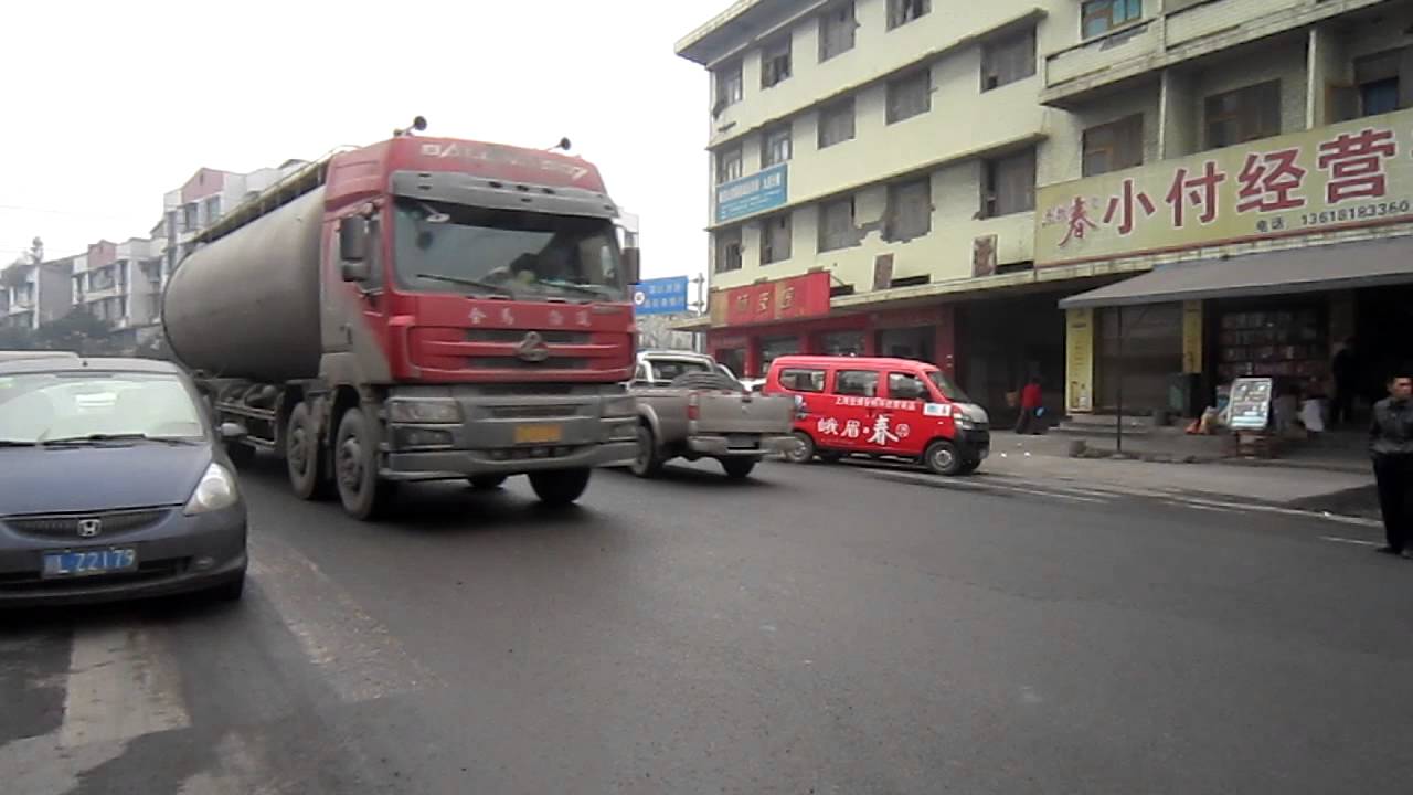 Traffic in a small town in rural Sichuan - YouTube