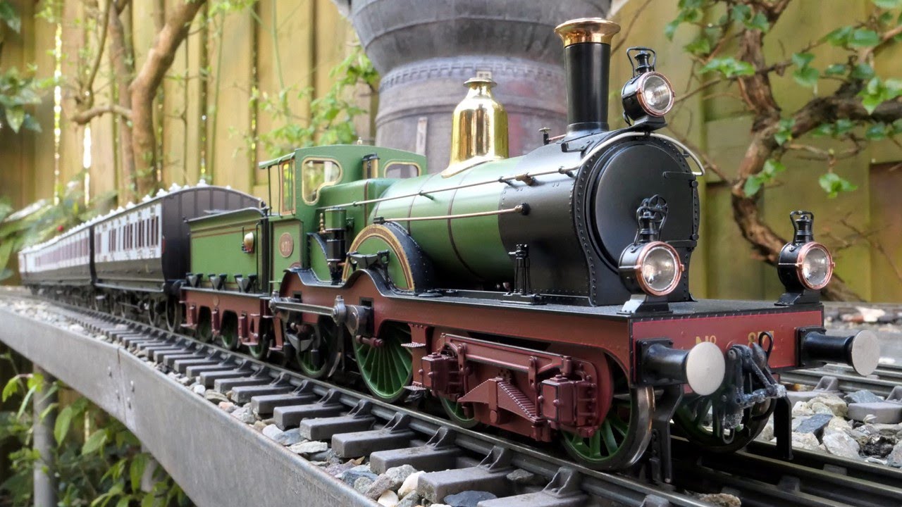 A Dutch 4-4-0 locomotive with English cars - an unlikely combination ...