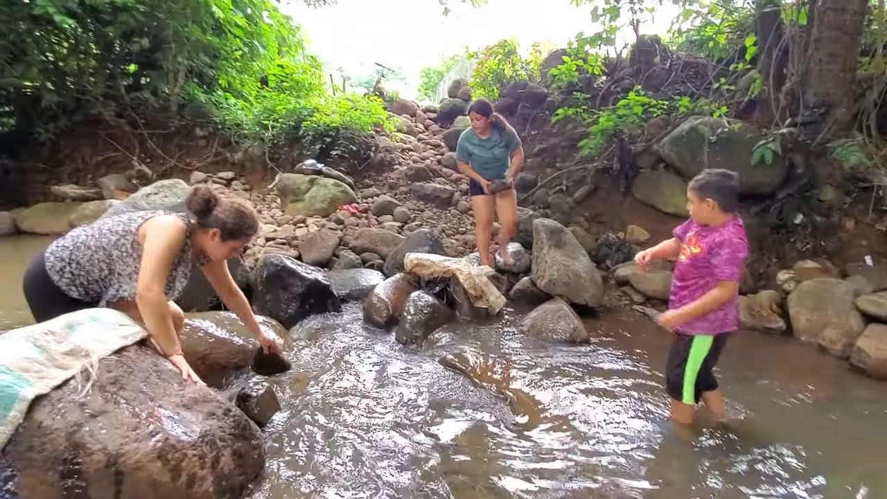 Haciendo una poza en el rio para poder nadar. - YouTube