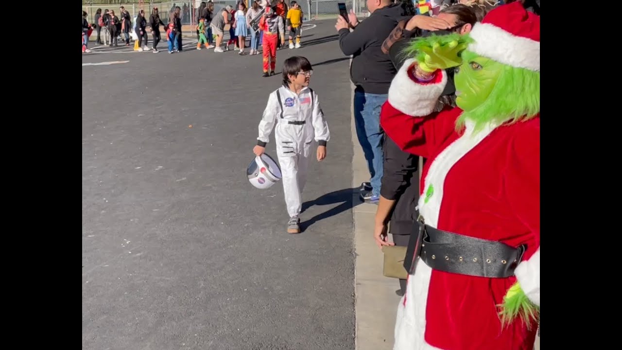 The Grinch Crash's Leffingwells Halloween Parade - YouTube