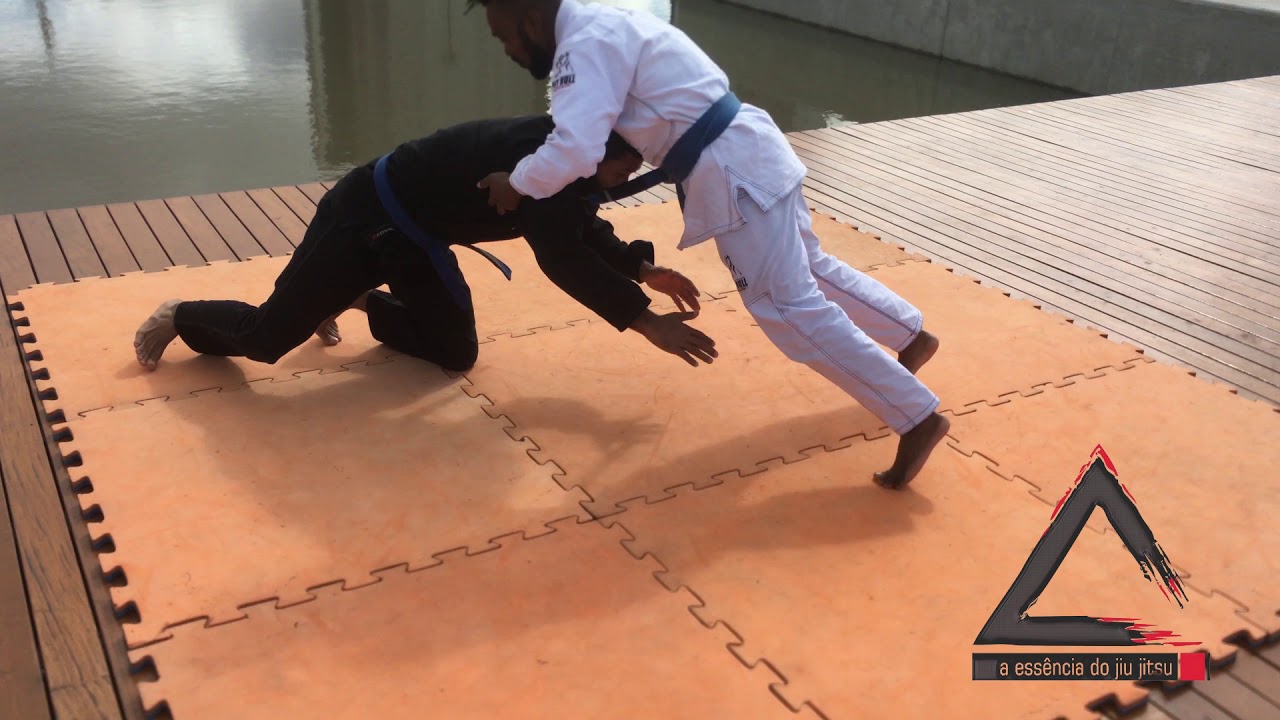 Técnicas de Jiu Jitsu - Defesa do sprawl partindo para raspagem - YouTube