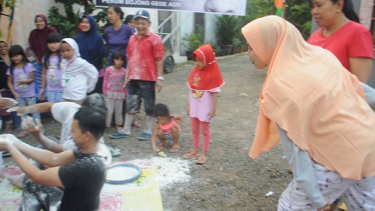 Lomba Memindahkan Tepung Beranting Beregu RT 05 BGA vid-2 - YouTube