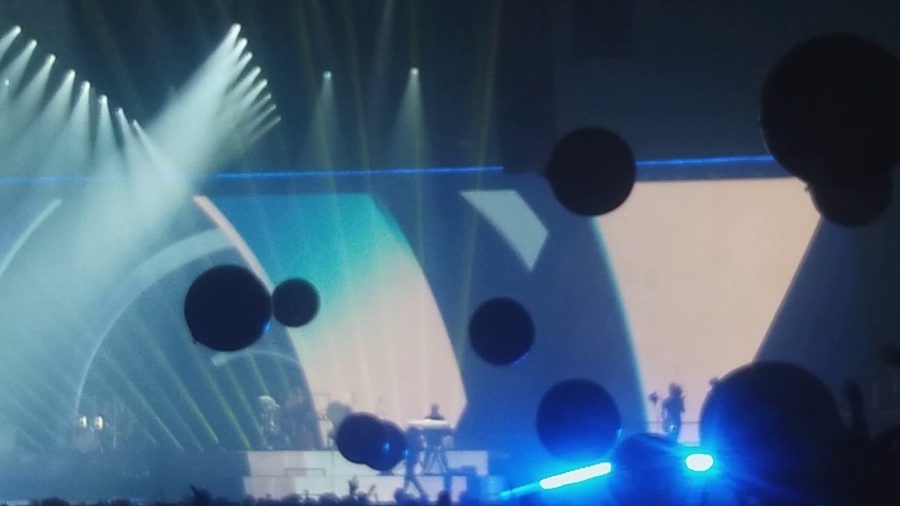 Enrique Iglesias o2 2018 Balloons - YouTube