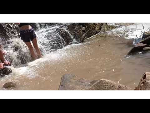 tomando banho de cachoeira com amigas❤❤