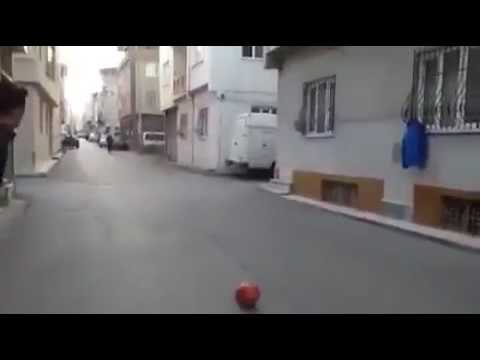 Topu eve atan sayko genç 😀