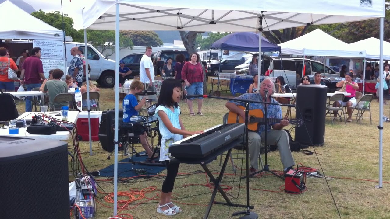 5 yrs old play keyboard at Mahiku farmers market Hawaii - YouTube