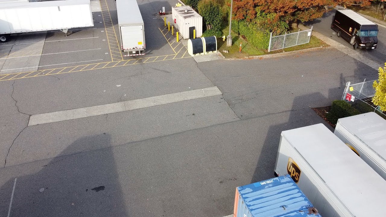 UPS Feeder Courtesy & Safety in the Yard - YouTube