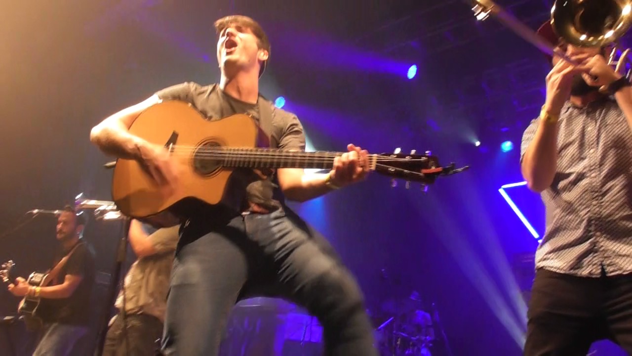 Els Catarres - Estels al vent @ Razzmatazz 2016 - YouTube