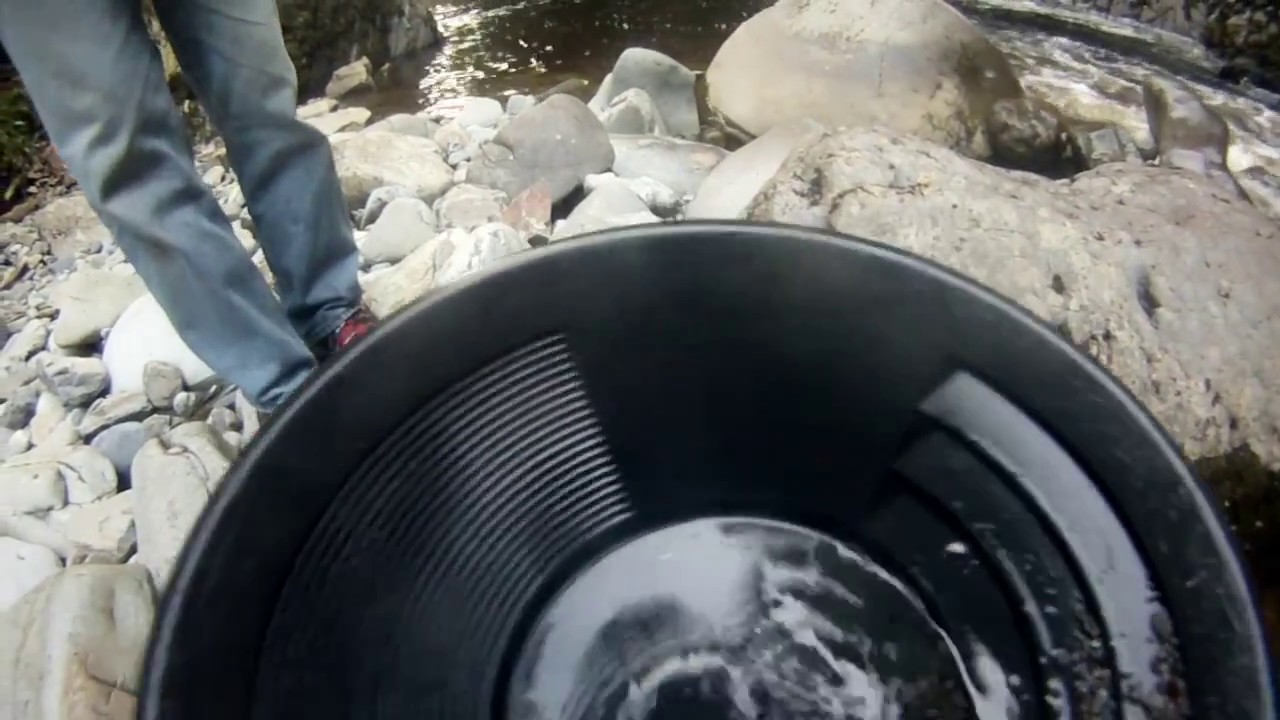 Panning for gold in the UK - YouTube