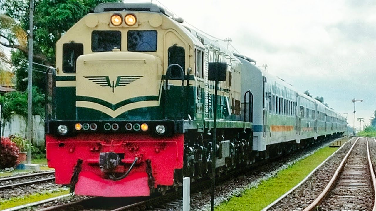 Kereta Api Sri Tanjung Di Tarik Lokomotif Vintage Asal Dipo Lokomotif ...