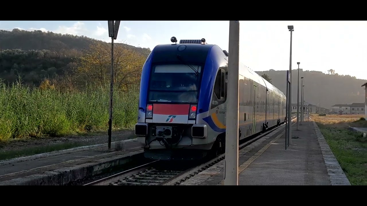 Ferrovia Avezzano-Roccasecca Stazione di Isola Liri (FR) Treno ATR 220 Tr da Avezzano per ...