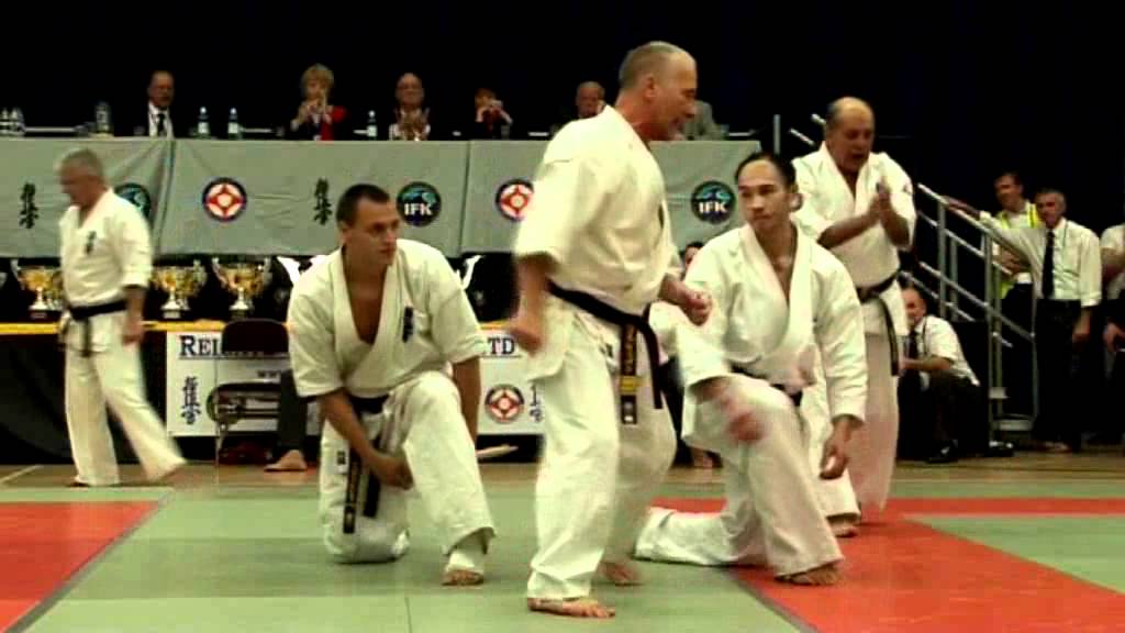 KYOKUSHIN KARATE - BASEBALL BAT BREAKING DEMONSTRATION - YouTube