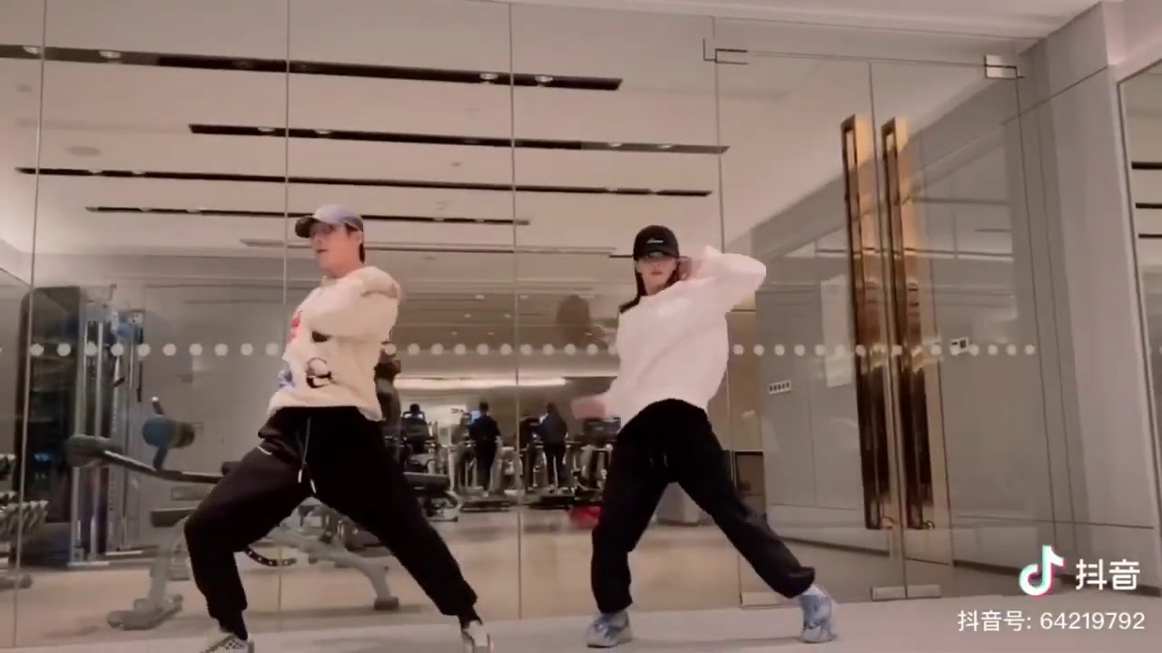 Gao Hanyu & Bai Lu dance in TikTok - YouTube