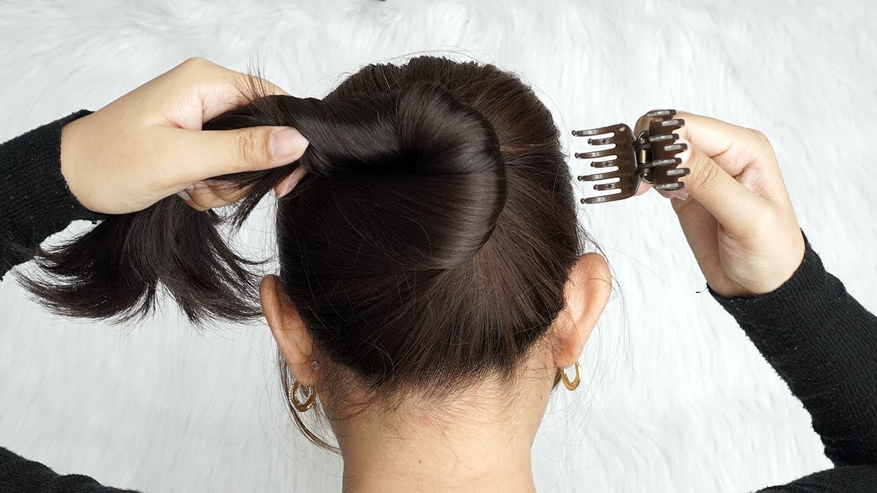Small Clutcher Hairstyle For Ladies - Juda Bun Hairstyle For Short Hair ...