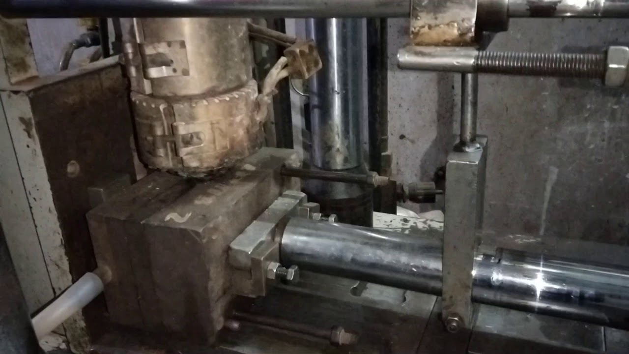 Vertical hydraulic Injection Moulding Machine - YouTube
