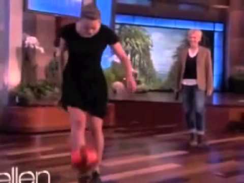 Freestyle soccer girl, amazing soccer tricks - YouTube