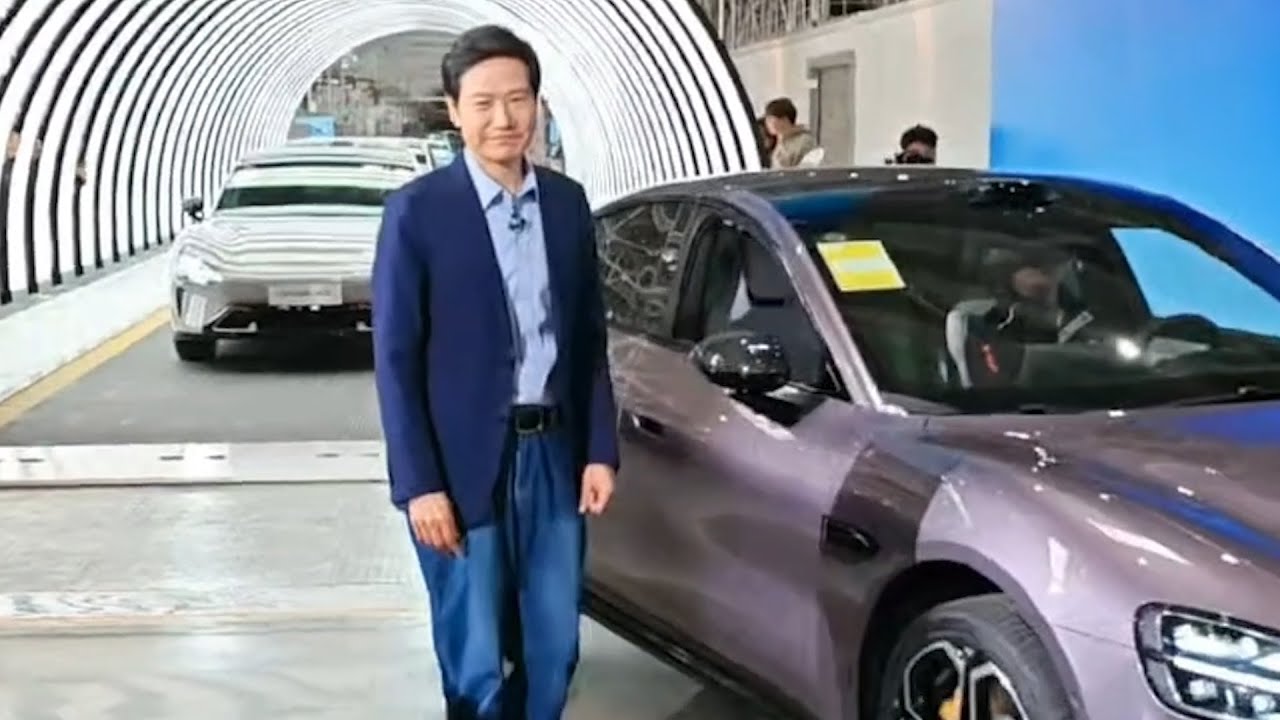 Xiaomi SU7 on-site delivery, personally handed over by Lei Jun - YouTube