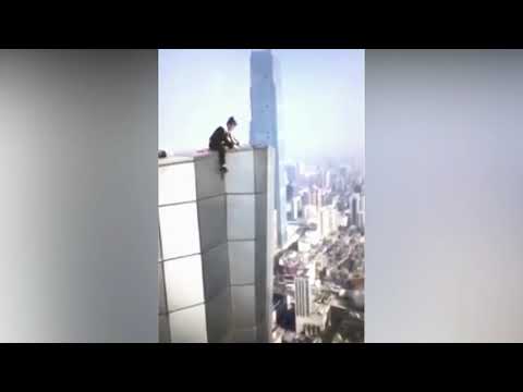 Gökdelenin tepesinde gösteri yaparken DÜŞTÜ