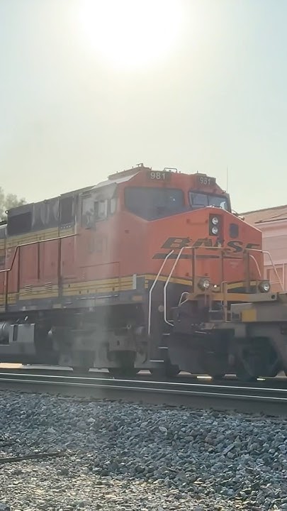 H3 Dash 9 trailing on 60-65 mph BNSF Z train!! #bnsftrains #bnsfrailway #bnsf - YouTube
