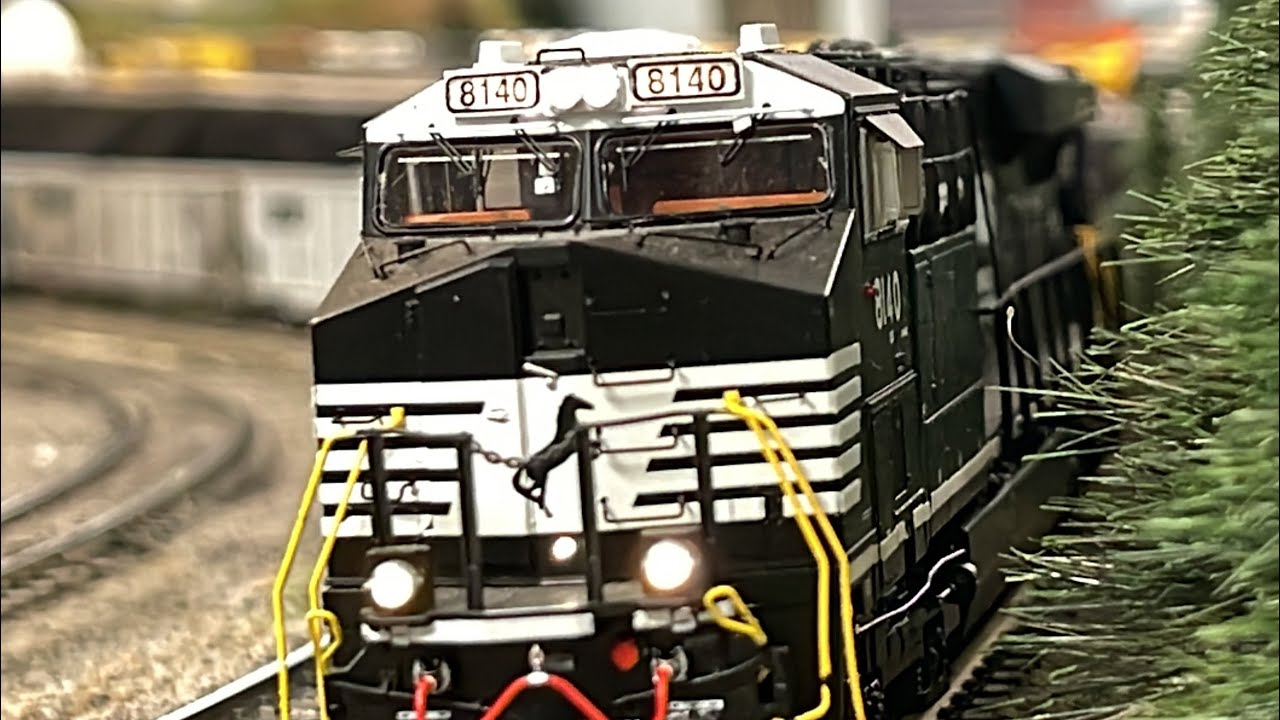 NS 353-30 ES44AC 8140 AC44C6M 4069 & ES40DC 7514 as DPU 122 cars with ...