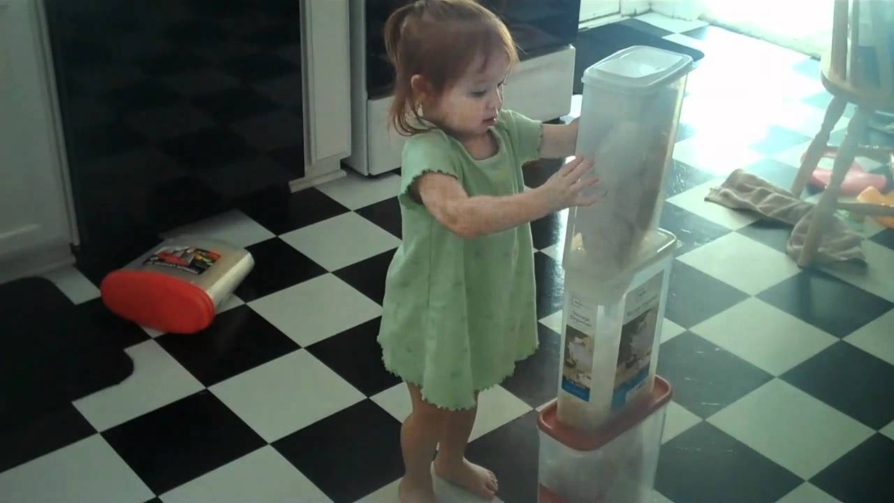 Building towers with cereal boxes - YouTube