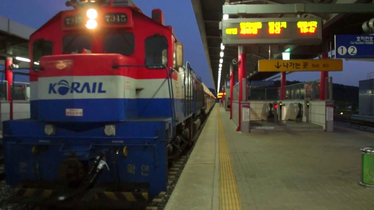 Korail Janghang Line Saemaeul Class train arriving at Gunsan Station ...