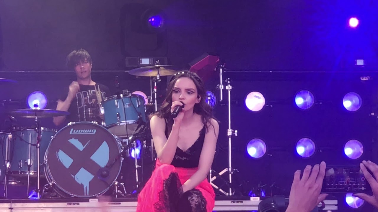 CHVRCHES - Graves (Live At Jimmy Kimmel Live) - YouTube